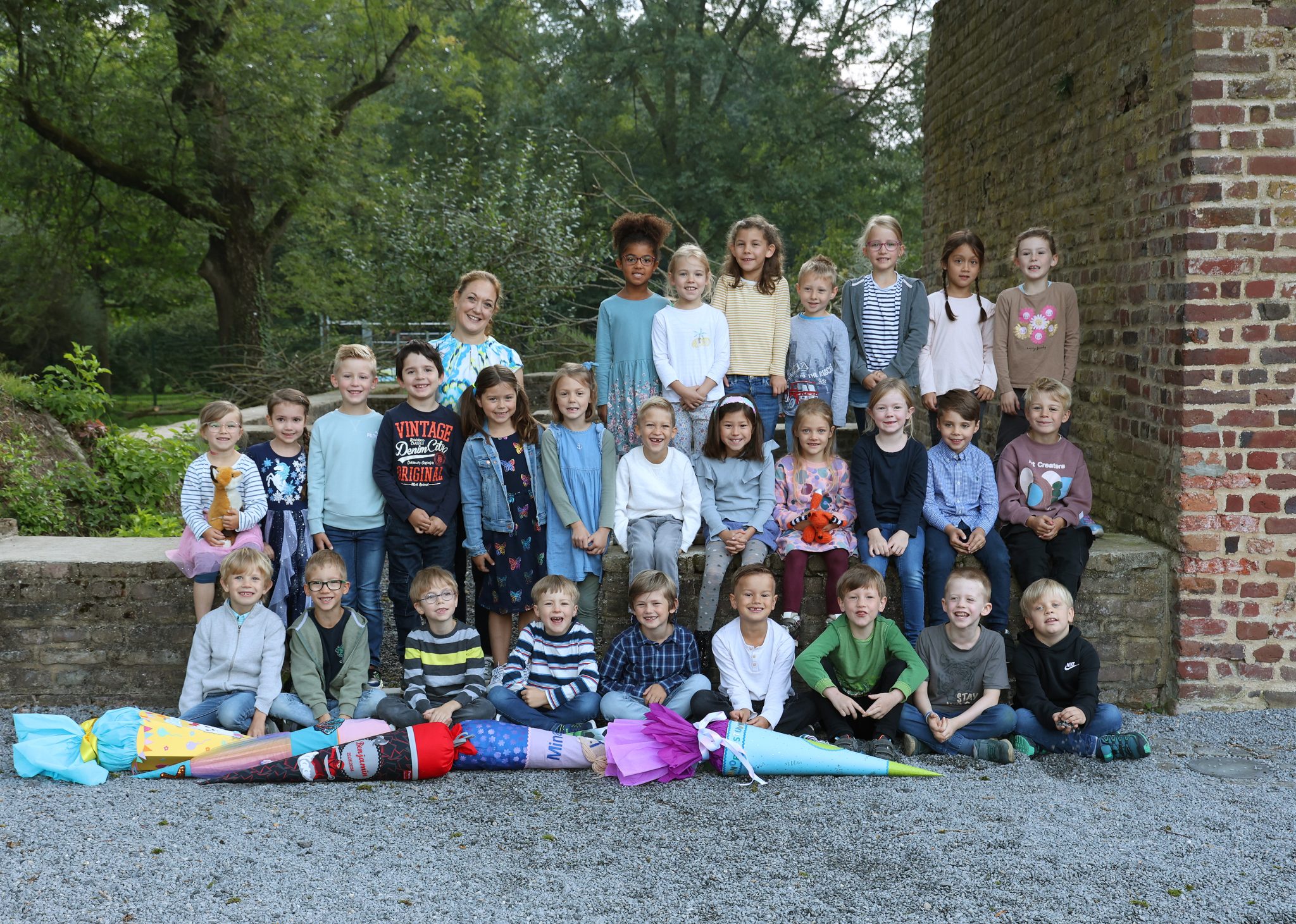 Klassenfotos der 1. Klassen – Grundschule an der Burg